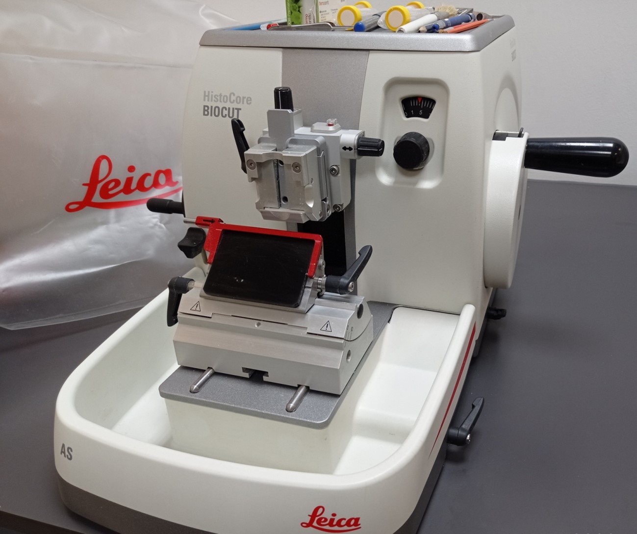 U18-E05. Equipment for cutting and staining histological sections ...